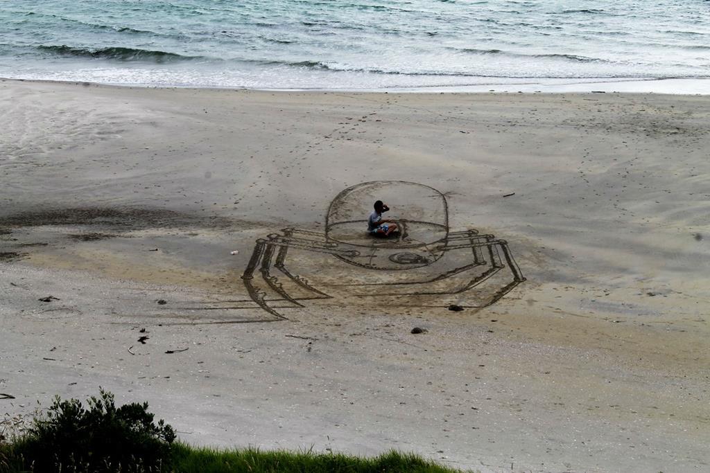 Incredible 3D Sand Art On Beach XciteFun incredible-3d-sand-art-on-beach-xcitefun