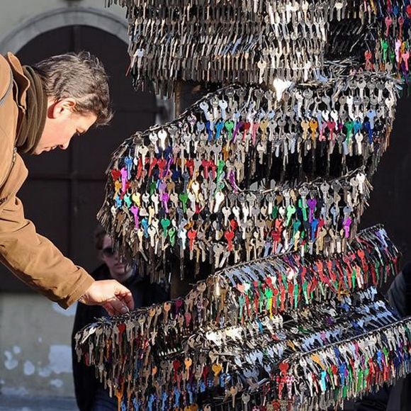 Sculpture Made From Thousands Of Keys - XciteFun.net