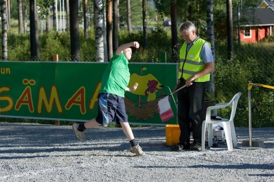 Mobile-Phone Throwing Contest - World Record - XciteFun.net