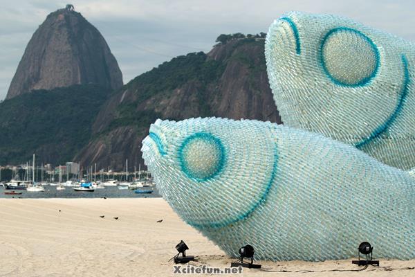 Sculpture Made by Plastic Bottles - XciteFun.net